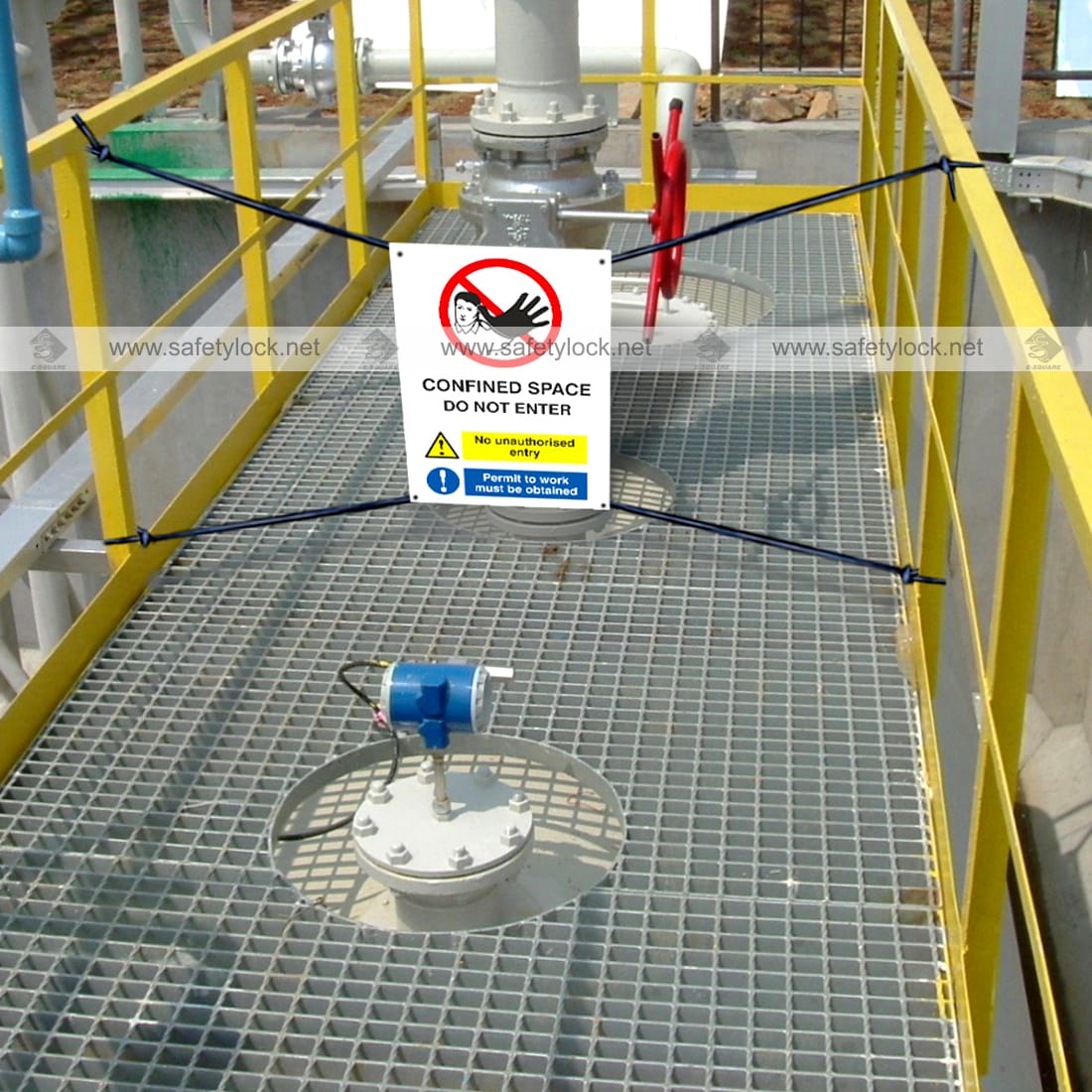 Sign-o-Flexi Barrier with Elastic Cords for Confined Holes